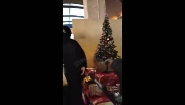 AVM'deki yılbaşı ağacına tepki gösterdi: 'Ben bunu yıkarım' AVM'deki yılbaşı ağacına tepki gösterdi: 'Ben bunu yıkarım'